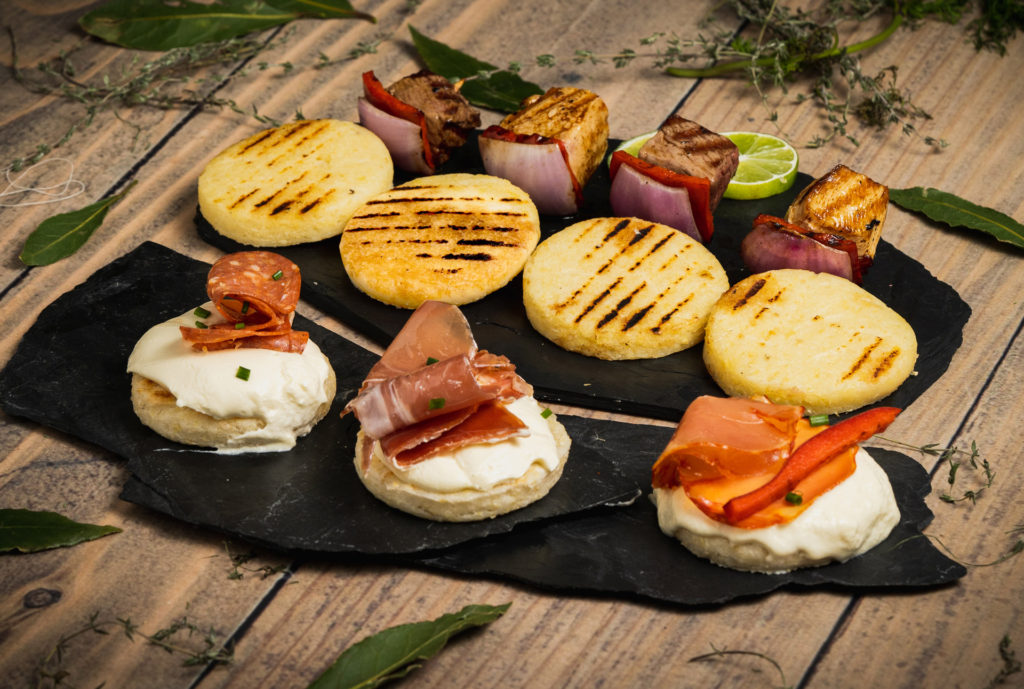 Tapas españolas y brochetas con Arepas Taco Queso El Pilón | Productos ...